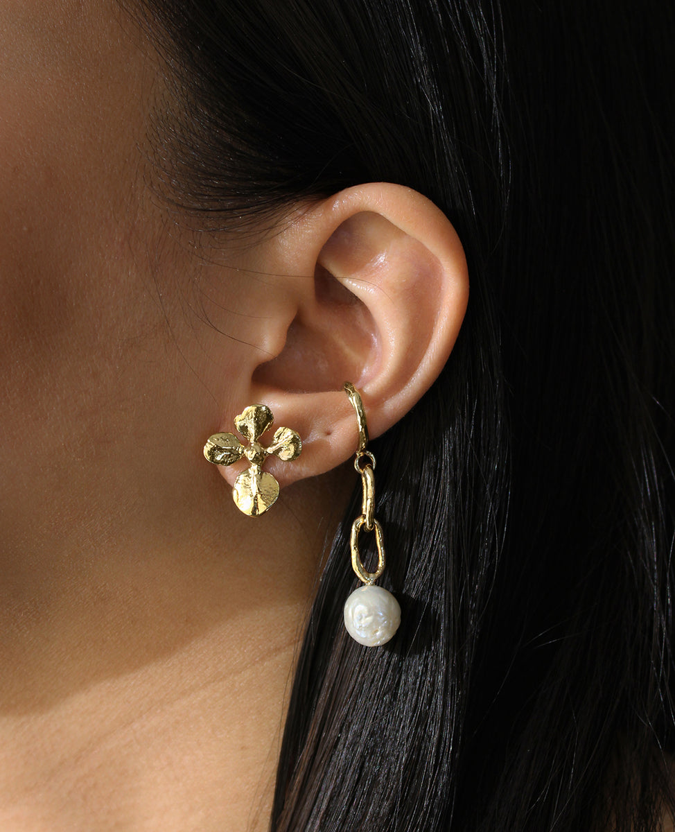 ORA-C jewelry | PENDULUM // golden ear cuff